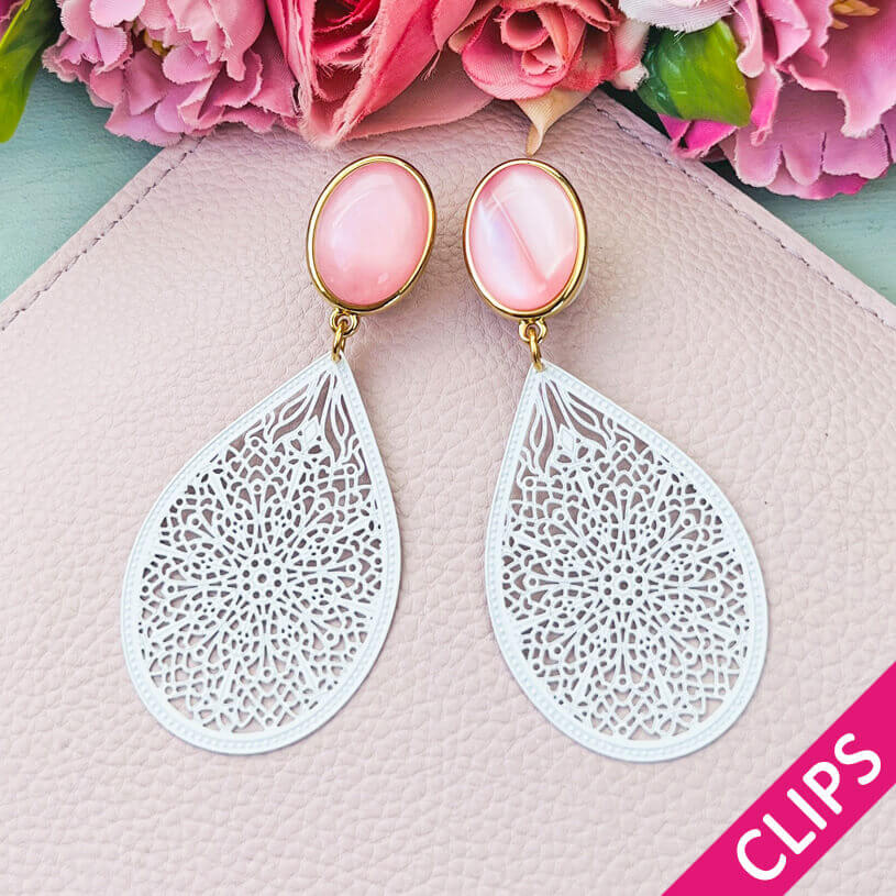 Statement Ohrclips in Rosa mit zart geprägtem Tropfen in Weiß von Amus